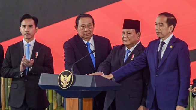 Presiden Prabowo Resmi Luncurkan BPI Danantara, Diapit Jokowi dan SBY - sakawarta.com